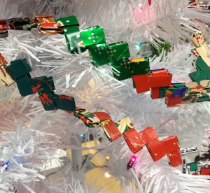Christmas Paper Chain Using Recycled Wrapping Paper – LyndaCreates